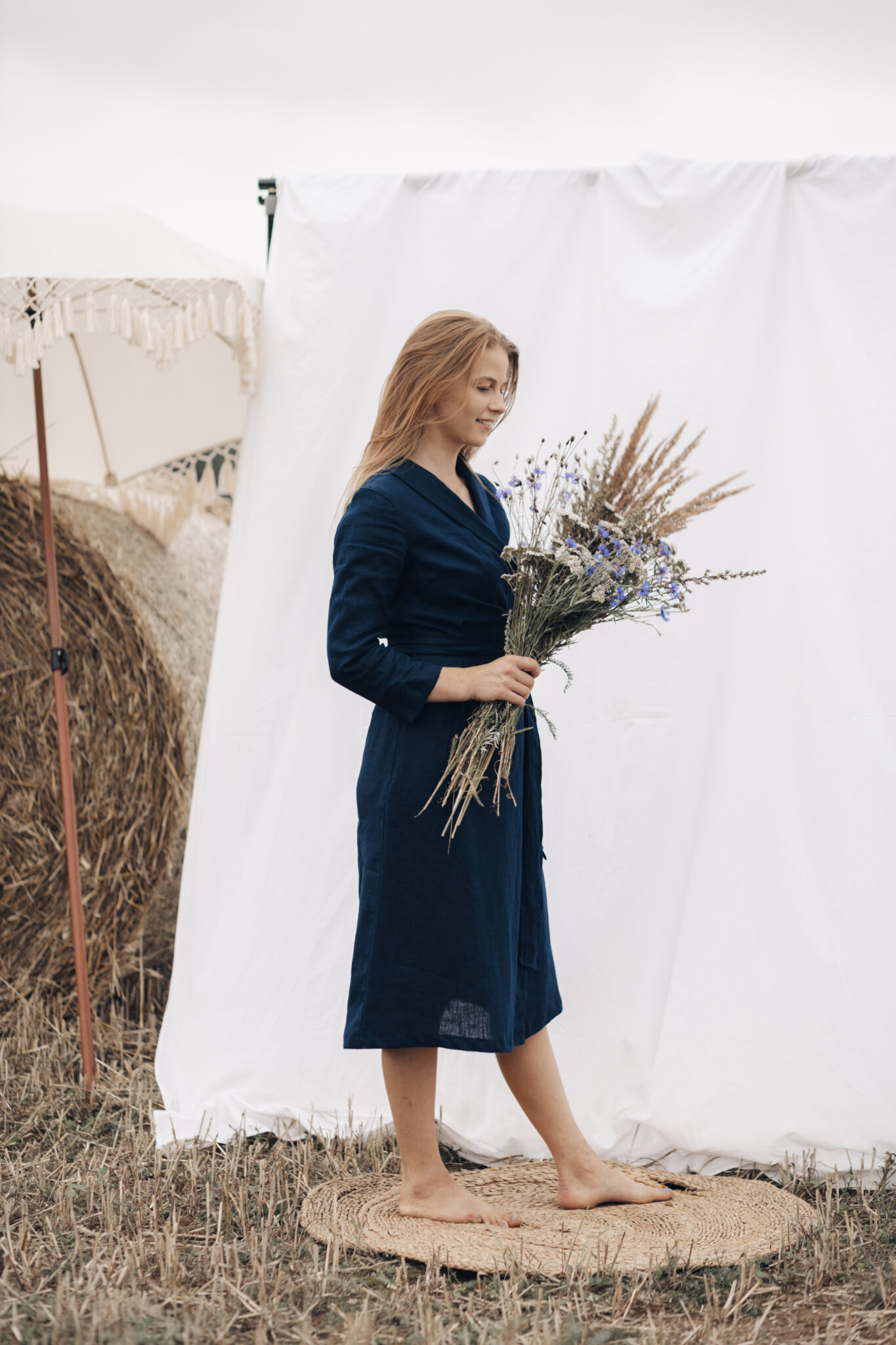 Linane kleit Kate tumesinine - Jolilo